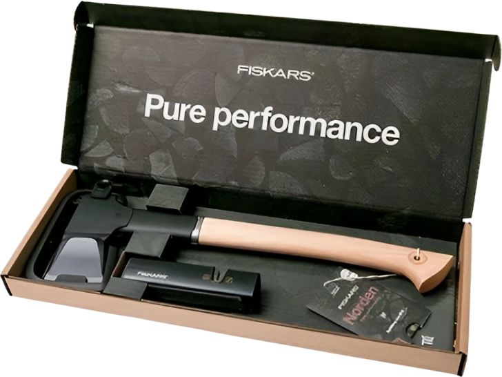 Подаръчен комплект брадва и точило Fiskars - store.bg